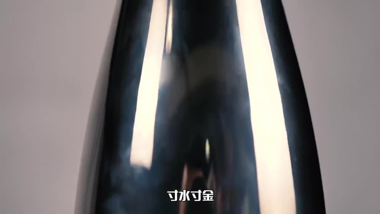 一瓶矿泉水能卖到780元!瓶上镶钻但是喝着是自来水味!