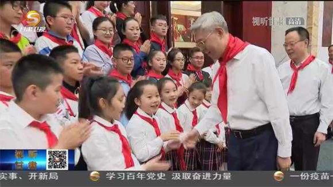 尹弘会见甘肃省第八次少代会代表