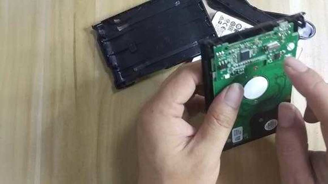 拆解日立250G的移动硬盘，扩容到1T，硬盘接口都是串口的