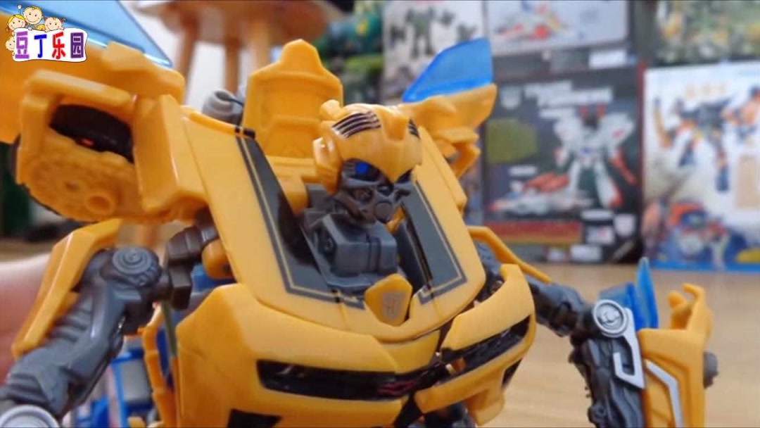 变形金刚动画:大黄蜂一招制敌