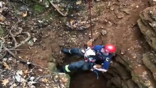 心疼!狗狗被困矿井11天,终于在消防队员的帮助下得救!