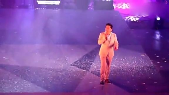 这绝对是一场视觉和听觉的盛宴!王杰硬是将演唱会开成了万人KTV