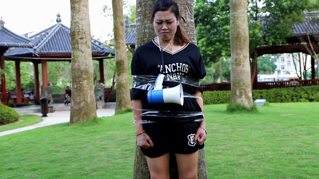 老公跑去打麻将,竟把老婆绑在了树上!