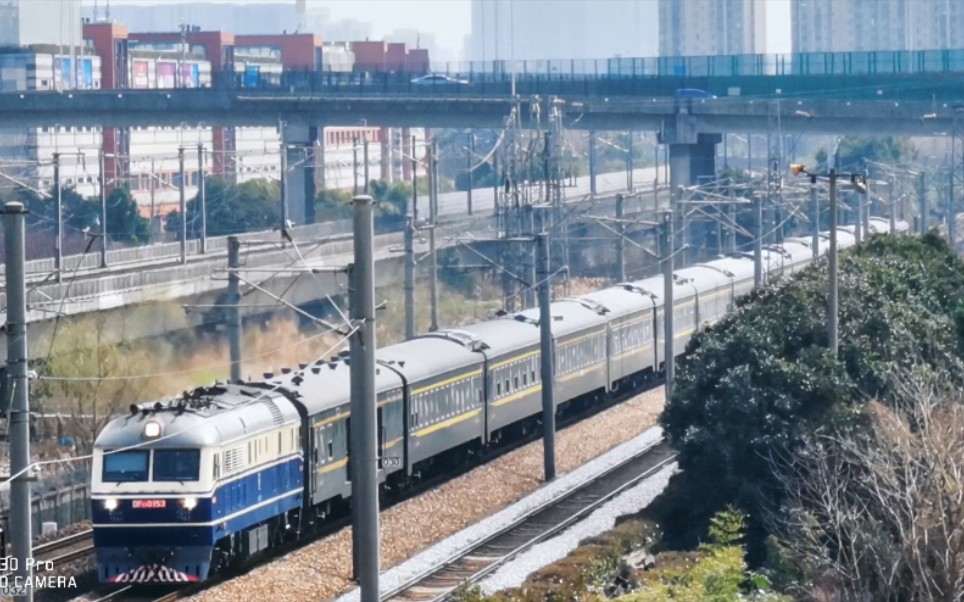 京沪线:上局宁东段DF11 0153牵引T236次列车通过苏州西站!