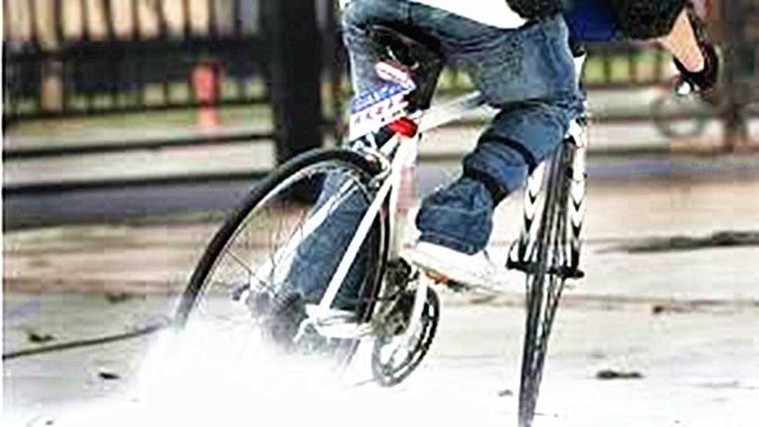 赵工教你如何用自行车踏频180,时速72漂移过弯,输掉的留下轮组