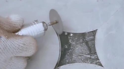 老师傅正在修理瓷砖,看到这样的手艺后,感觉特别牛