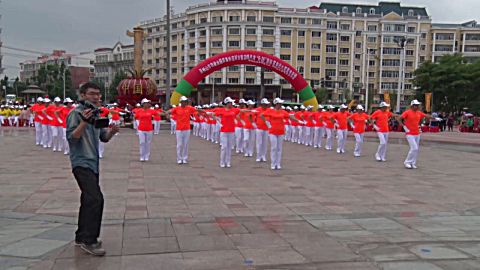 双鸭山市(“6.26”国际禁毒日大型宣传活动)人民广场健身操队现场表演