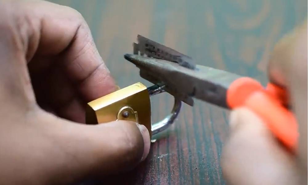 0.1毫米的剃须刀片能把挂锁割开?看完老外做的实验后,假的吧!