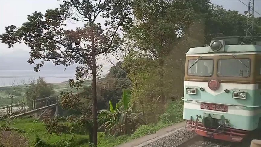 乘坐5612次列车在伏牛溪与韶山3型电力机车牵引的空客车会车