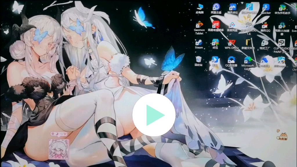 ...为了不挡住两位美女的美貌把图标全移到右边去了,搞了半天不会电脑...