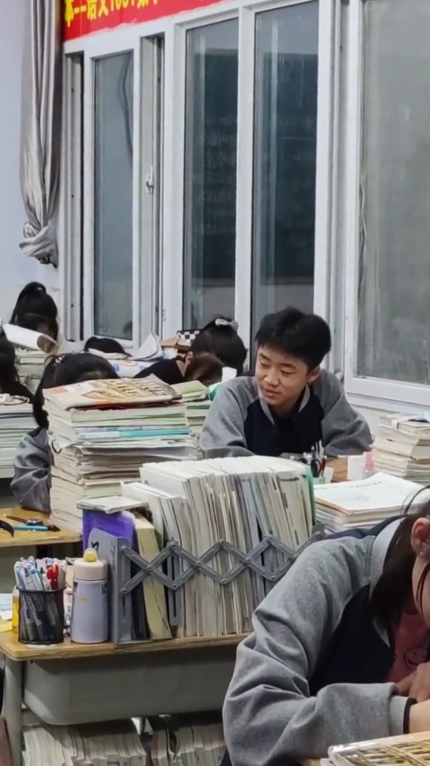 男生自习交头接耳,见老师后神情突变,网友:建议纳入表演课教材