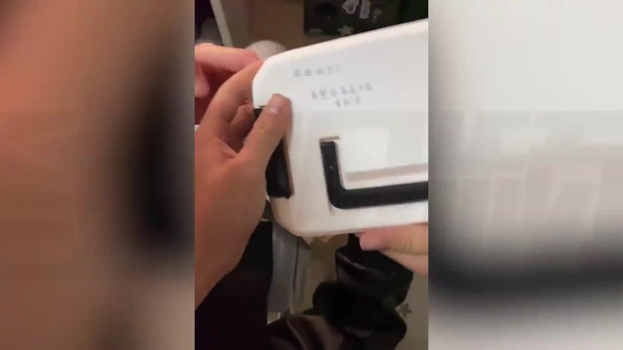 男子常打球,女友送一大盒急救包附上暖心留言条,室友酸到返祖