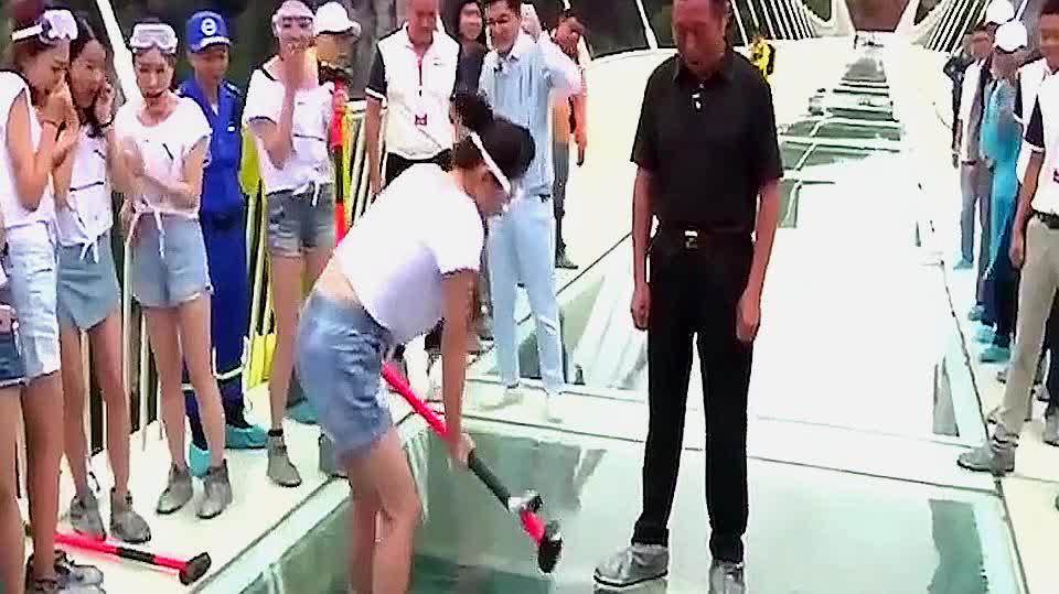 张家界玻璃桥有多牢固?老外质疑竟一锤砸下去,真是太胆大了