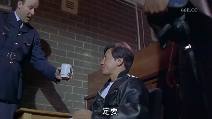 试验实大爆炸,成龙被联邦局带走,审问过程中终于恢复记忆