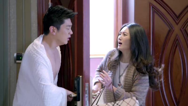 “美女前台”上班迟到,竟引起这么大的麻烦,尴尬了!