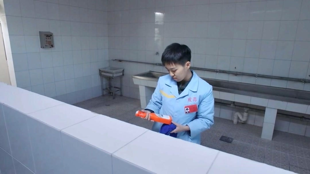 梁警官了解到黄琪打架初衷,并抬升其为舍长!