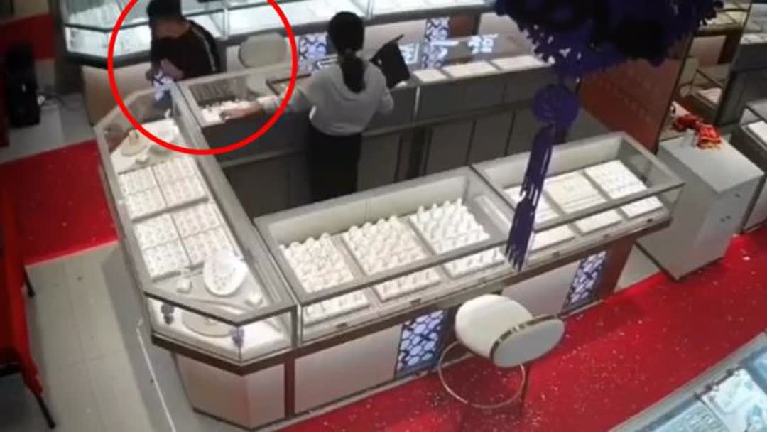 宠妻?双十一后男子金店抢首饰,被抓后称要卖掉给老婆还花呗