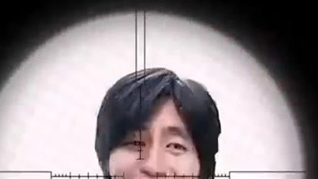 杨幂红毯上捂胸疾走差点走光,随身保安被粉丝大力吐槽!