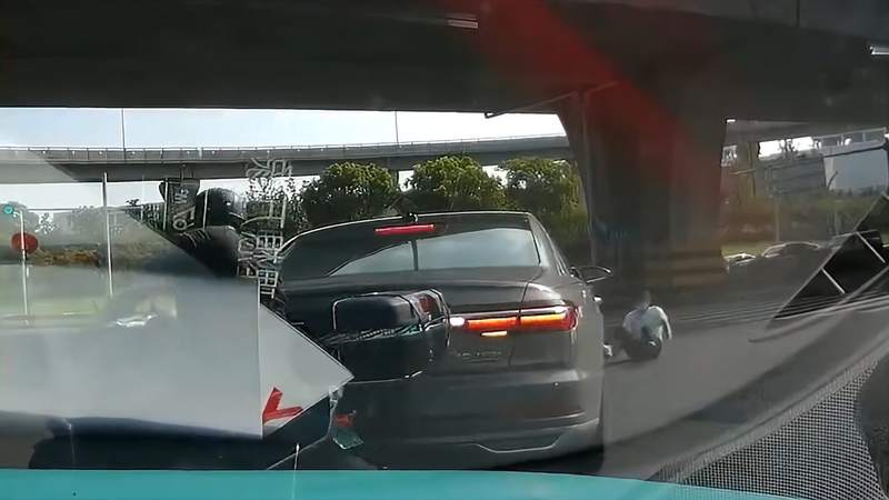 轿车转弯撞倒电动车,汽车随后倒车,又碰到身后来车
