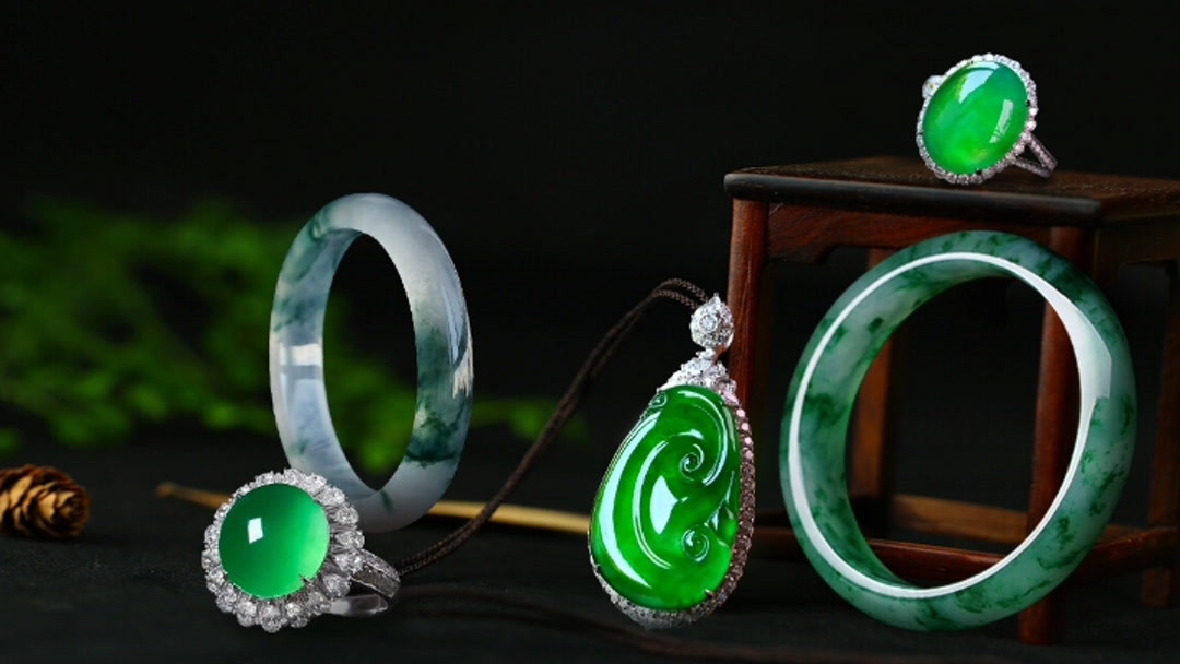 翡翠手镯是不是细腻的好,和田玉价值高还是翡翠价值高