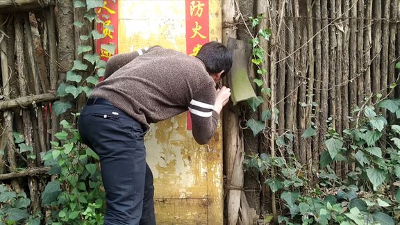 农村深山发现一道木门,小伙往门缝一看,里面让人吃惊
