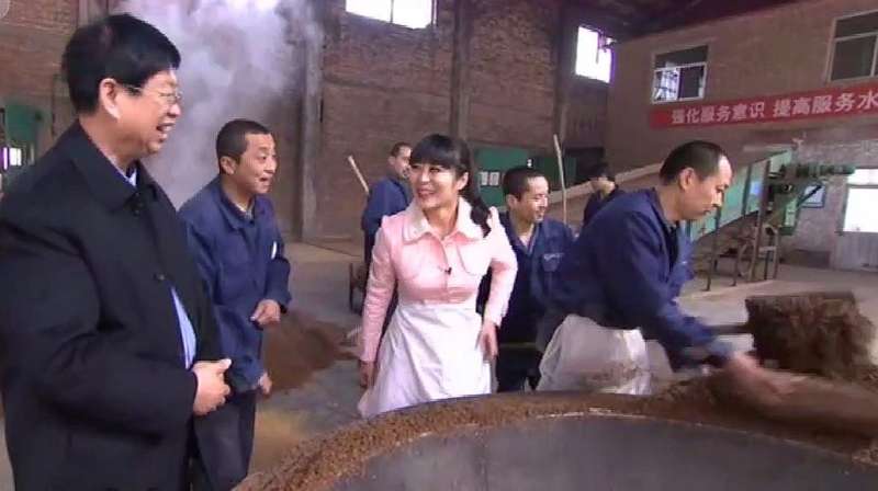 老酒好味道!农民大哥用大簸箕,做传承千年高度白酒