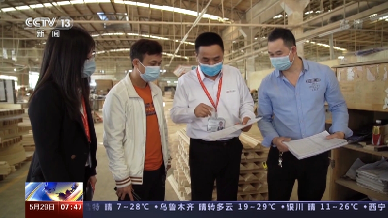 [朝闻天下]同心协力谋发展·一线调研 数字化转型 家具重镇的逆境新生