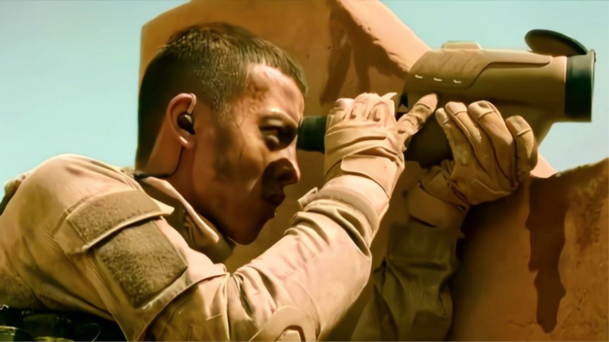 红海行动:狙击手发现敌人,不打人头却打墙壁,队友瞬间秒懂!