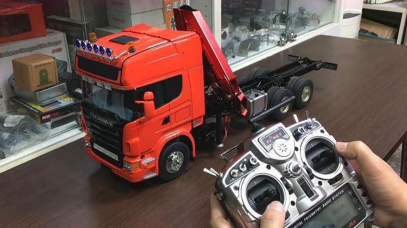 RC大卡车模型,室内演示如何操作,功能还挺齐全