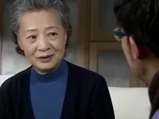 老太太结婚50周年纪念日,委托小伙去帮忙拍照,小伙乐意帮忙