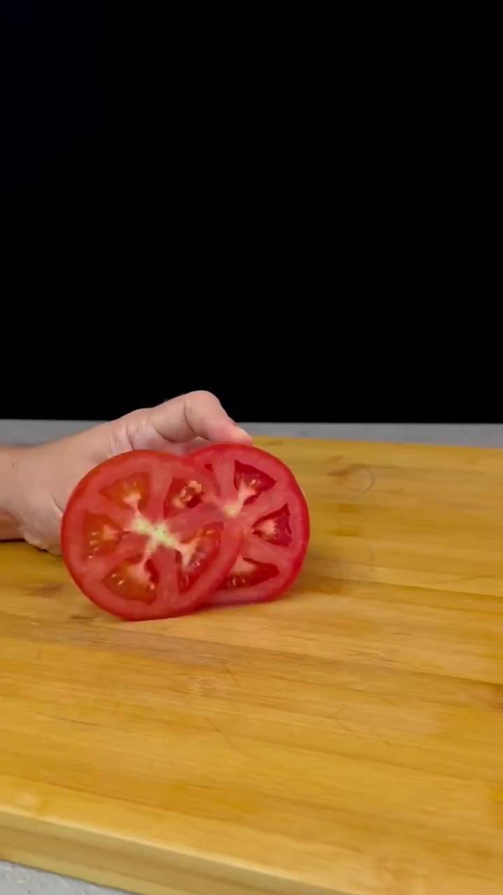 它落在了荷叶上,就是一颗滚动的水珠子