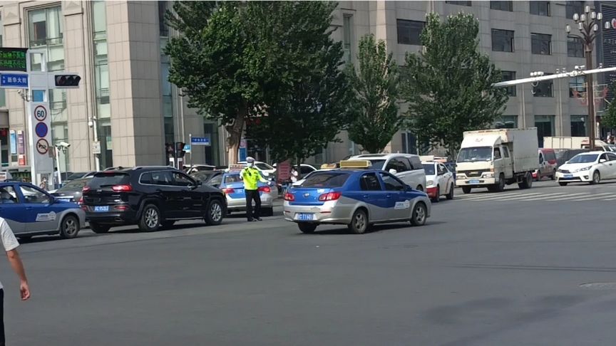 四平最美警察又双叒叕指挥交通了!