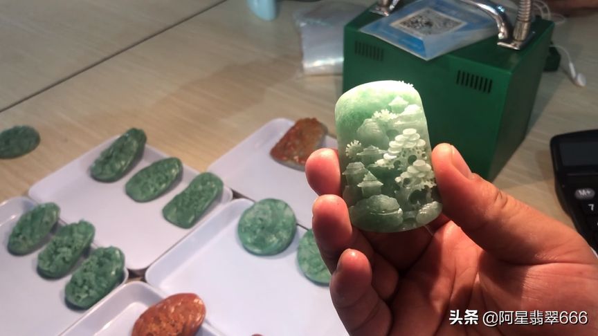 做翡翠十多年的明哥谈了一件满绿的山水牌,你觉得价格如何?