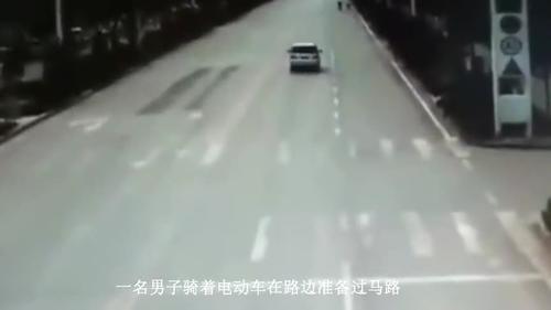 电动车加速,给右转的大货车让路,不想却被超车的轿车撞倒