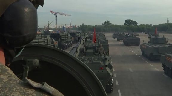 俄罗斯举行夜间阅兵彩排 武器装备受阅部队集结莫斯科