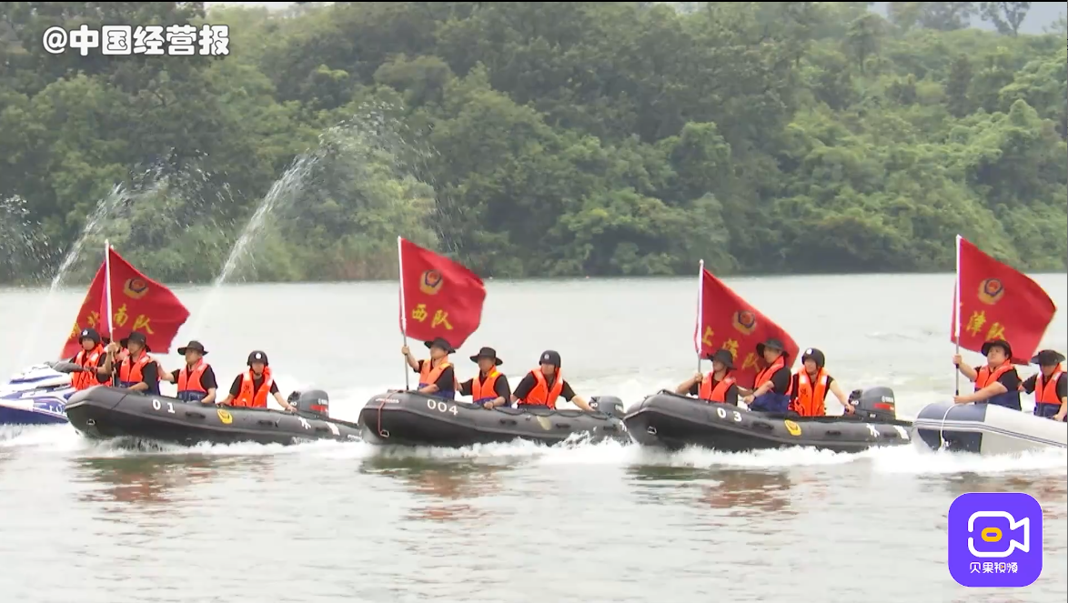 直击公安涉水实战演练:无人机侦查抛投、模拟登船查缉