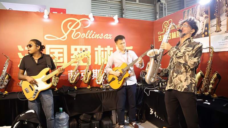 罗林斯萨克斯次中音轻松、欢快的演奏