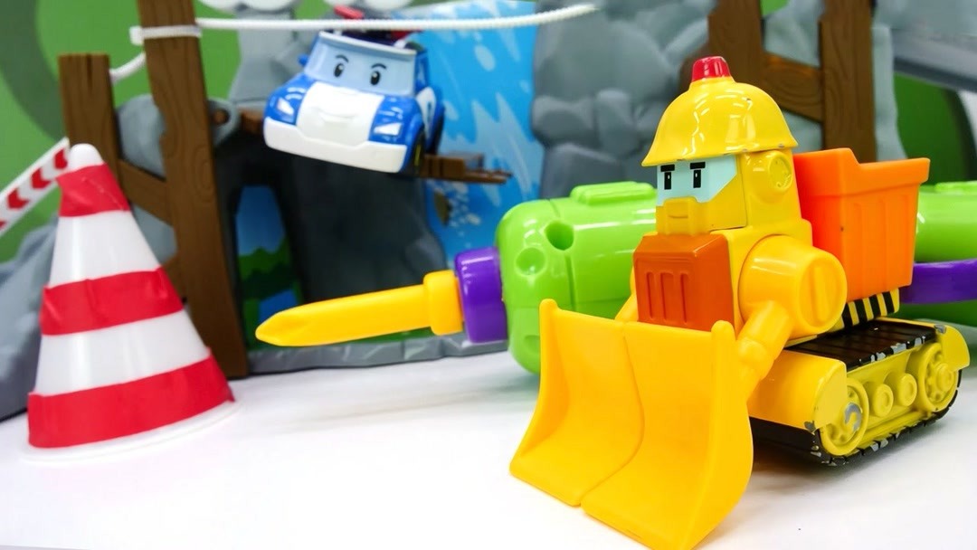 变形警车珀利玩具修理一座桥,桥坏了?