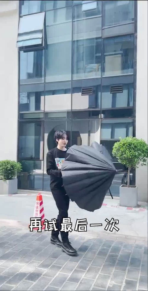 #连淮伟回旋雨伞挑战# 点击就看@IXFORM-连淮伟 表演"炫"雨伞[哇]谁...