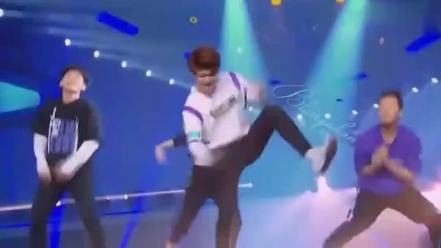 任嘉伦虽长得眉清目秀,但他在跳舞时,却霸气侧漏非常...