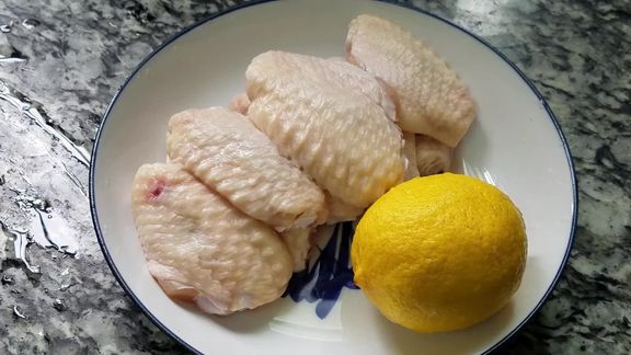 柠檬鸡翅,很好吃的一道家常菜,酸甜开胃香味浓,做法很简单呀