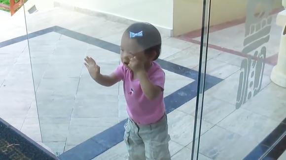 小宝宝一头撞到玻璃门上,小编心都碎了,隔着屏幕都感到疼!