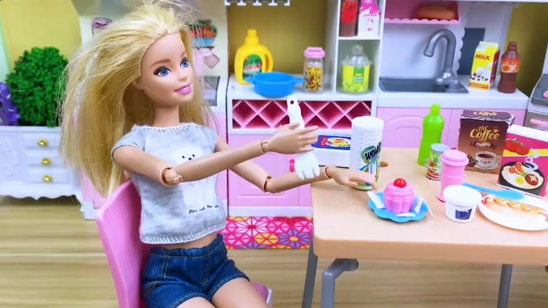 芭比娃娃玩具 第25集 芭比娃娃吃蛋糕 喝果汁