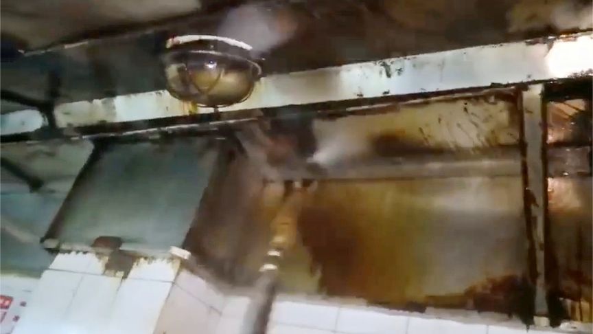 酒店厨房油烟机清洗施工现场