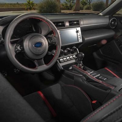 ...车头明显向前方下探,带来了不错的驾驶视野。 侧面整体造型与现款...