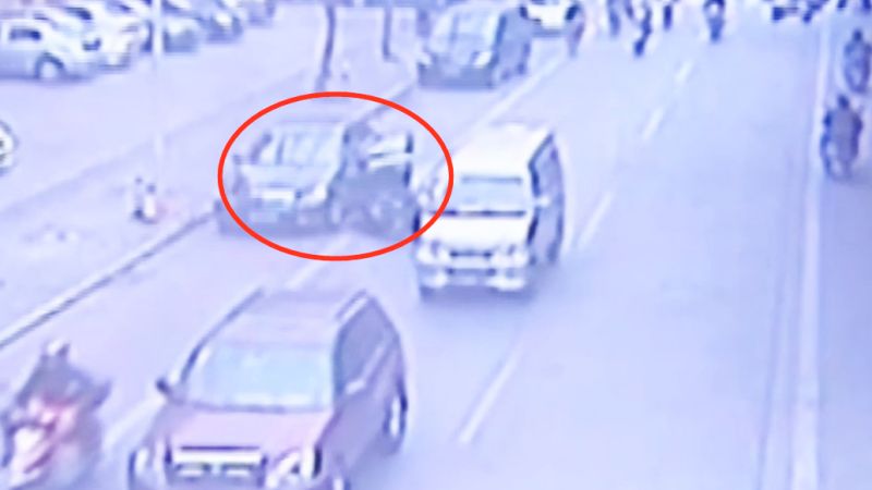 开车门撞上电瓶车,一个不注意致车主死亡,再也爬不起来