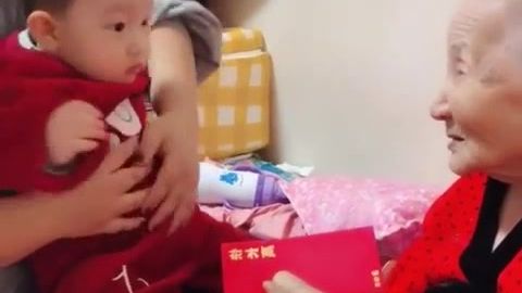 97岁奶奶看到重孙子,立马掏红包,就只有对重孙子舍得!