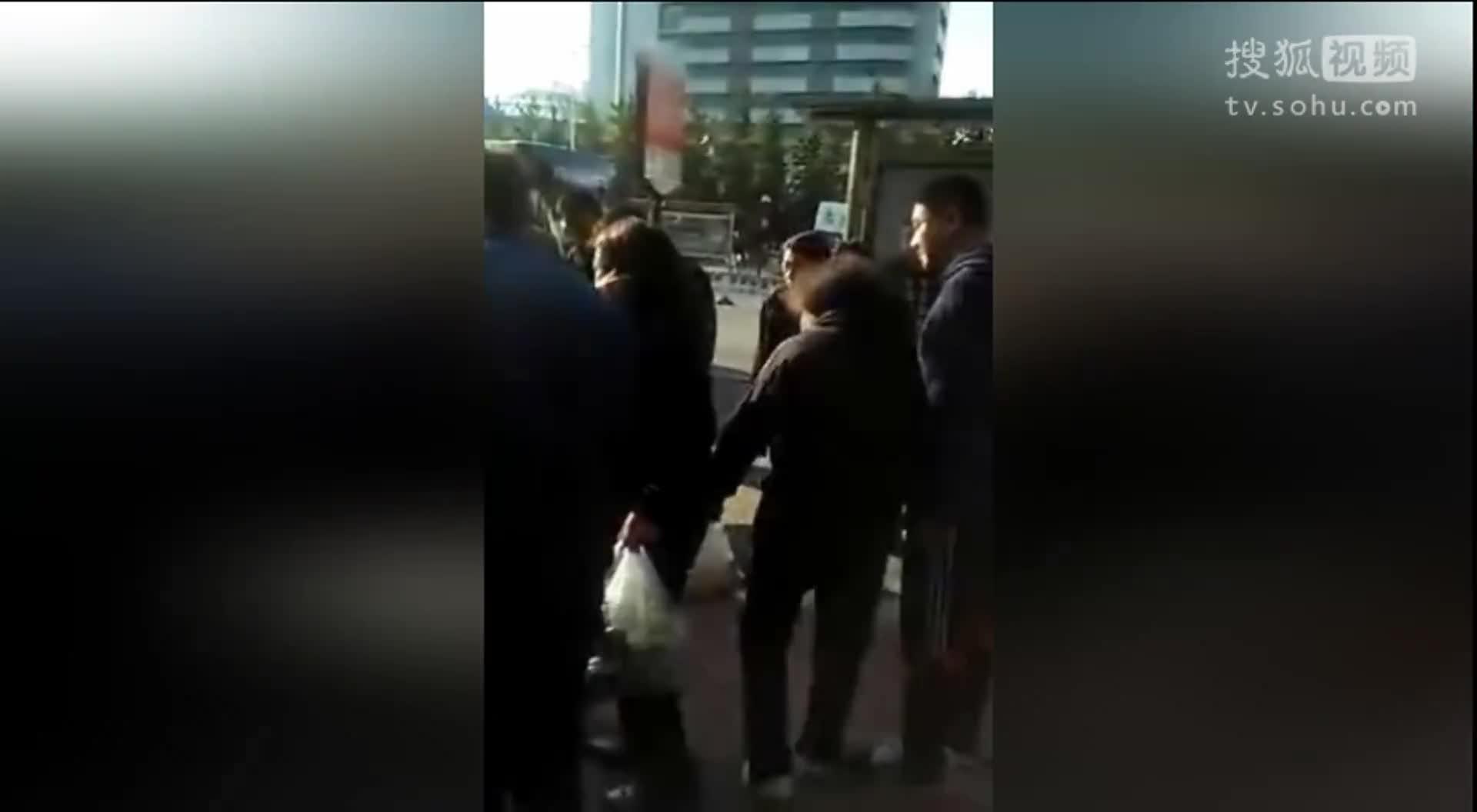 视频记录父亲倒地路人抢救实况 小伙泪奔:我替天堂的父亲谢谢你