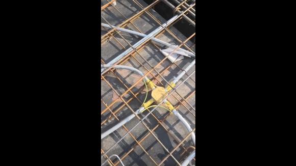 紧定式的把螺钉拧断即为夸接成功,不需要单独做跨接线。
