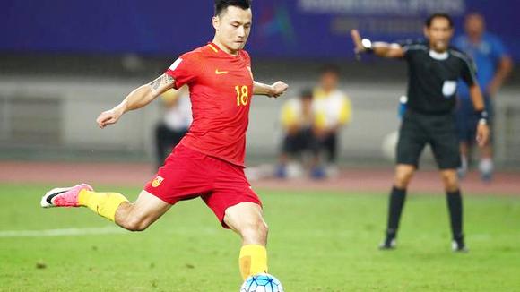 赢卡塔尔输世界杯之夜冯潇霆泪洒赛场感动国人,可郜林为啥没哭?